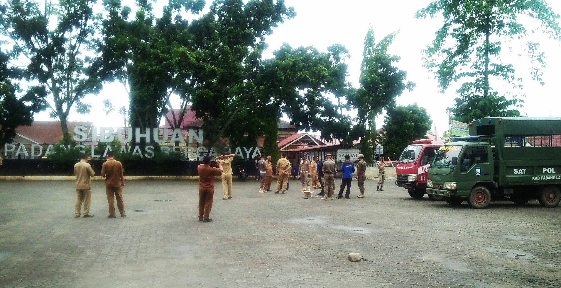 Mau Berusaha di Lapangan Merdeka Sibuhuan....? Pasang dan Bongkar kembali